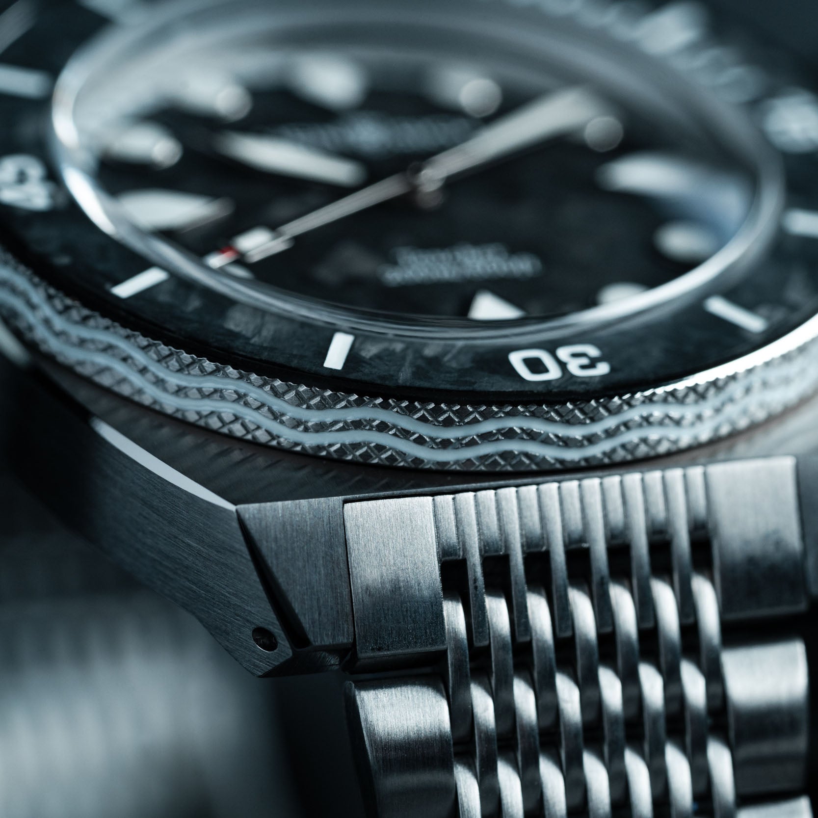 Taucher Lume Infused Forged Carbon - HEINRICH watches